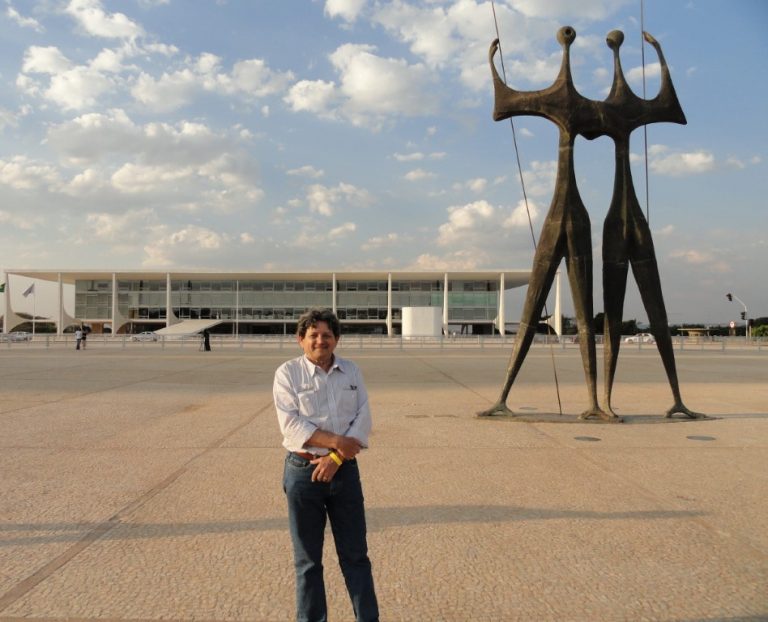 Brasília: Escultura dos candangos na Praça dos Três Poderes - VaConferir