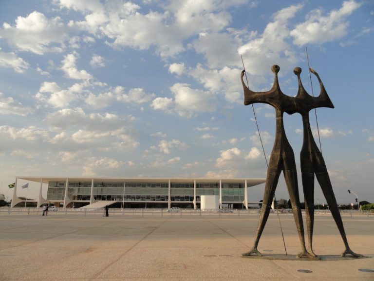 Brasília: Escultura dos candangos na Praça dos Três Poderes - VaConferir