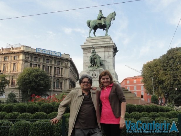 Milão: Monumento a Vittorio Emanuel II na praça Duomo - Vá e Confira
